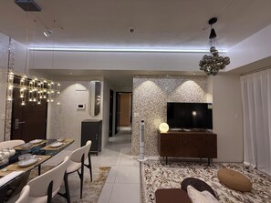 Apartamento superluxo, 2 quartos, sacada, vista para a cidade | Sala de estar | TV LED 55 polegadas com canais digitais, Netflix, serviços de streaming