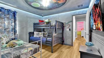 Quarto com beliches, um mural no teto e pôsteres de Star Wars.