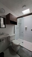 Casa standard, 2 quartos, aceita animais de estimação | Banheiro | Toalhas de banho 