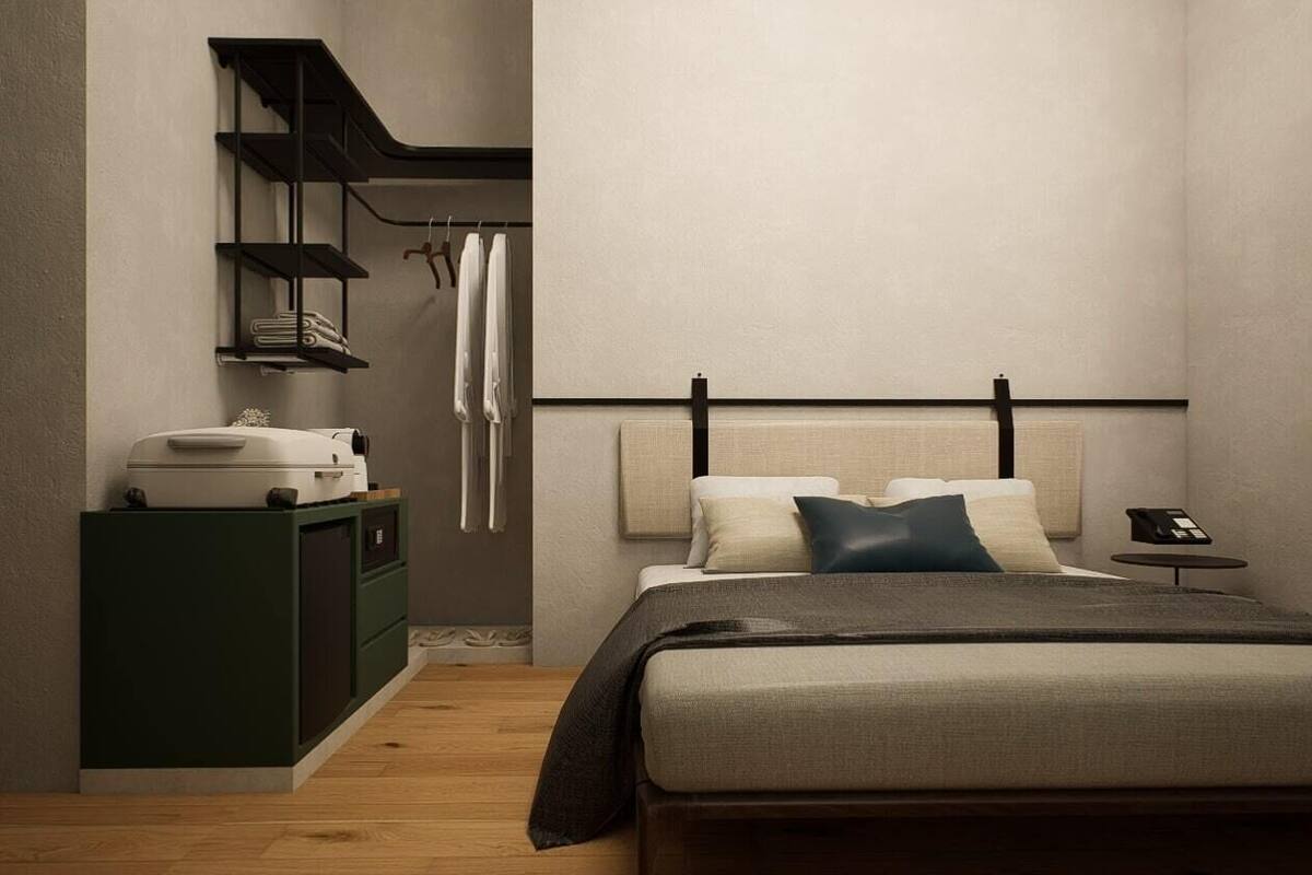 Um quarto com uma cama, mesa de cabeceira, guarda-roupa e estante.