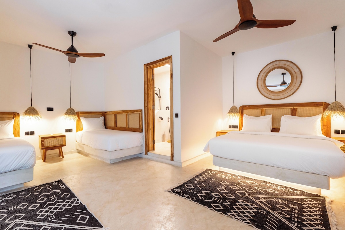 Quarto Quádruplo Deluxe, vista para o jardim | Cofre com capacidade para portátil, secretária 
