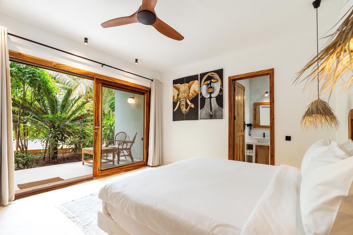 Bungalow, vista para o jardim | Cofre com capacidade para portátil, secretária 