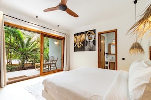 Bungalow, vista para o jardim | Cofre com capacidade para portátil, secretária