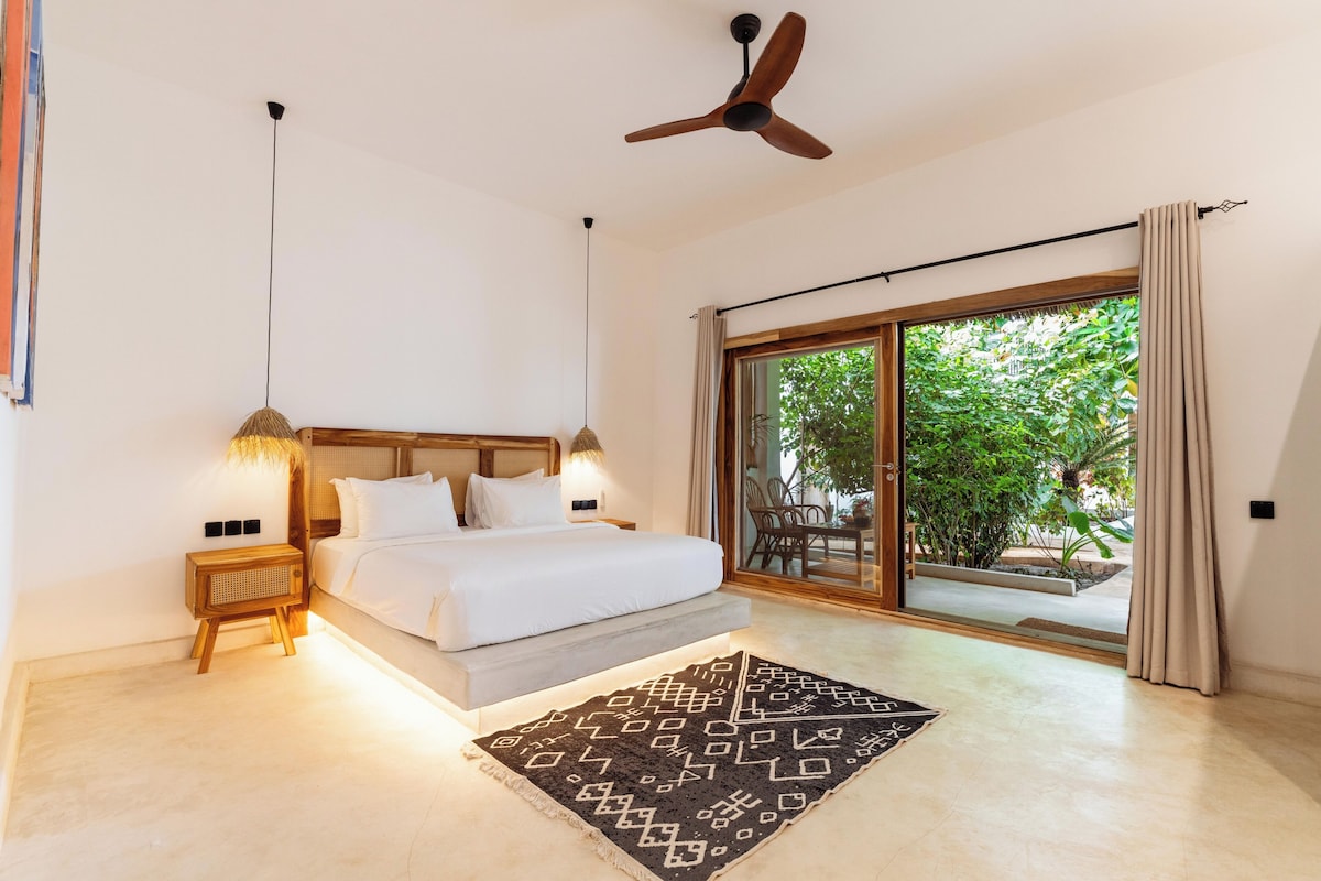 Bungalow Deluxe, vista para o jardim | Cofre com capacidade para portátil, secretária 