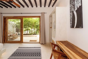 Bungalow Deluxe, várias camas, vista para o jardim | Interior