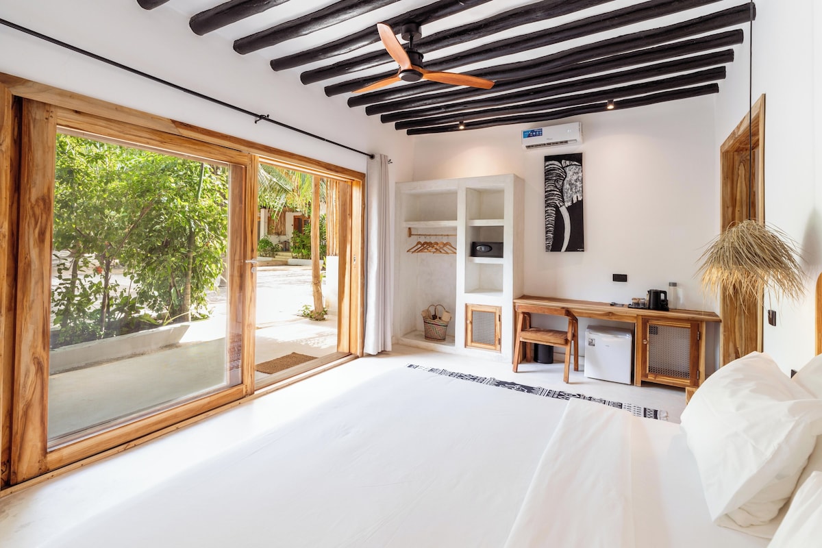 Bungalow Deluxe, várias camas, vista para o jardim | Cofre com capacidade para portátil, secretária 