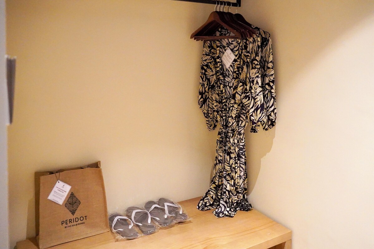 Uma mesa de madeira com um vestido, um saco de papel marrom e um par de sapatos.