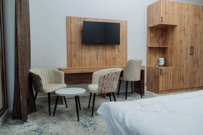 Quarto Duplo Deluxe, varanda | Sala de estar | Smart TV de 41 polegadas com canais digitais 