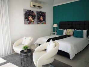 Suíte superior, sacada, vista para a piscina | Cofres nos quartos, quartos à prova de som