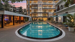 Um hotel com piscina, área de estar externa e restaurante.