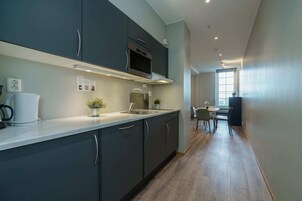 Quarto triplo básico | Cozinha privada | Geladeira grande, micro-ondas, fogão, cooktop