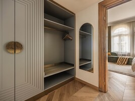 Um closet espaçoso com várias prateleiras e um espelho.