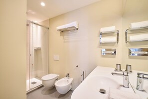 Apartamento Superior | Casa de banho | Um polibã, artigos de higiene pessoal grátis, um secador de cabelo 
