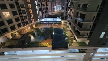 Apartamento Deluxe, varanda, Vista para a cidade | Piscina | Piscina interior