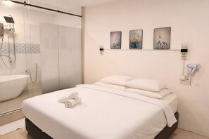 Quarto Duplo de Luxo, 1 cama king-size | Casa de banho | Um polibã e uma banheira separados, um secador de cabelo, um bidé 