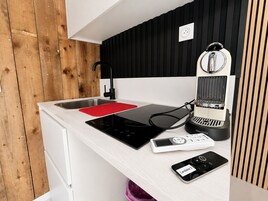Estúdio, casa de banho anexa, vista para o pátio | Cozinha privada | Um frigorífico, um micro-ondas, um forno, uma placa de cozinha 