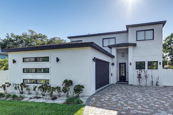 Private Yard & Covered Patio: Modern Tampa Getaway - Tampa, FL