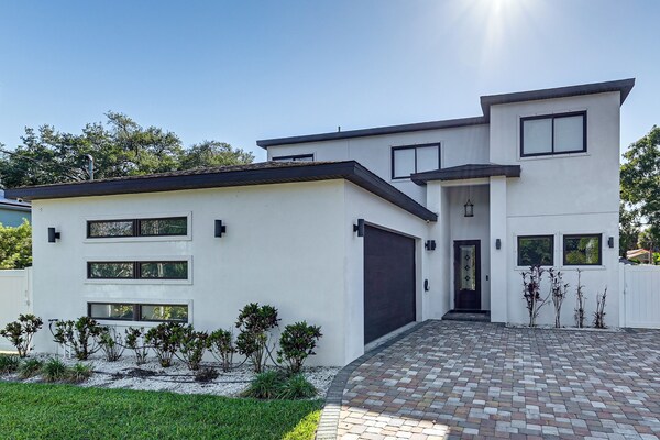 Private Yard & Covered Patio: Modern Tampa Getaway - Tampa, FL