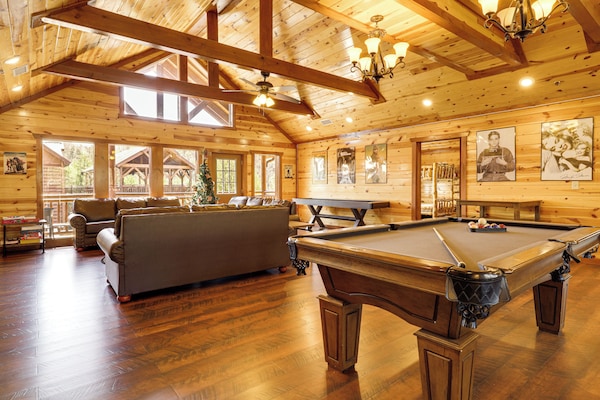 Mtn-view Home W/ Heated Indoor Pool & Hot Tub - Gatlinburg, TN