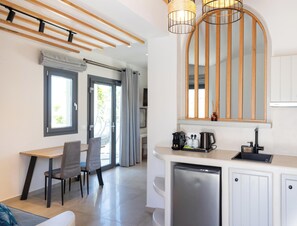 Suite, varanda | Cofre no quarto, Wi-fi grátis 