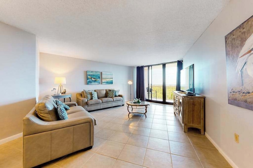 Coastal Condo W/ Beach Access, Shared Pool, Private Balcony & Fast Wifi - Marco Island, FL