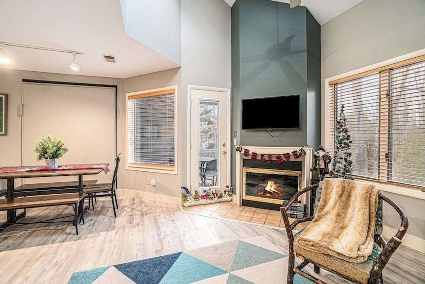 Spacious Condo In The Heart Of Crystal Mountain With Fireplace, Walking Distance - Thompsonville, MI