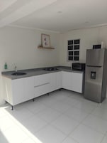 Apartamento, pátio, vista para a piscina | Cozinha privada