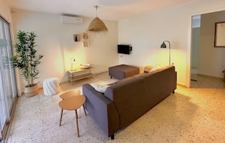 Apartamento, pátio, vista para a piscina | Sala de estar