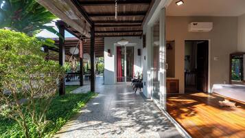 Villa Signature, 3 quartos | Sala de estar | Televisor LCD de 55 polegadas com canais por cabo, lareira