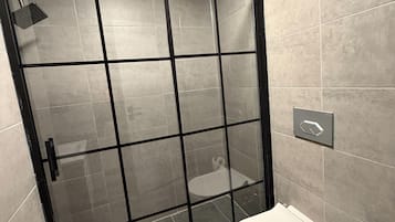 Quarto Standard | Casa de banho | Um secador de cabelo, toalhas fornecidas, sabão, champô
