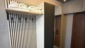 Casa de banho moderna com um banco, porta-toalhas e espelho.