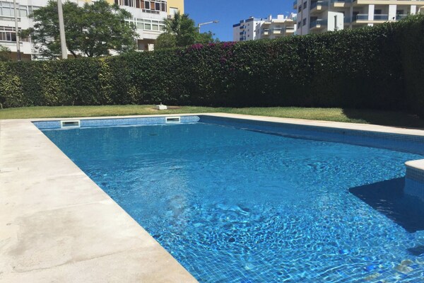 1 Bed Apartment Sleeps 2 - Pool Access - Balcony - Portimão