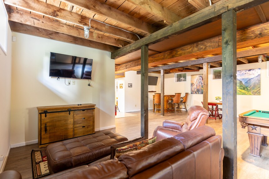The Red Barn At Tiffany's Estate - Hot Tub, Pond, Kayaks, Game Room, And Much More! - Roan Mountain, TN