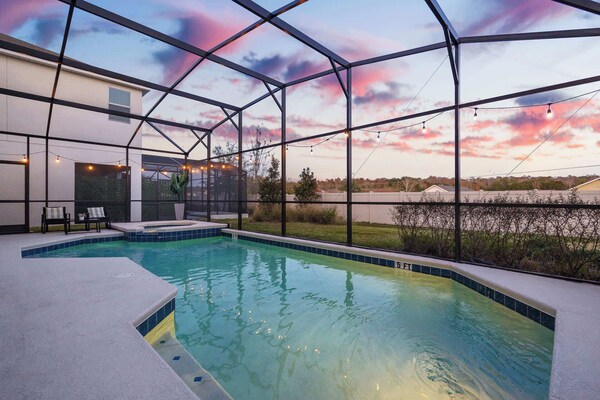Upstayvibrant Home W Themed Rooms, Pool & Games - Kissimmee, FL