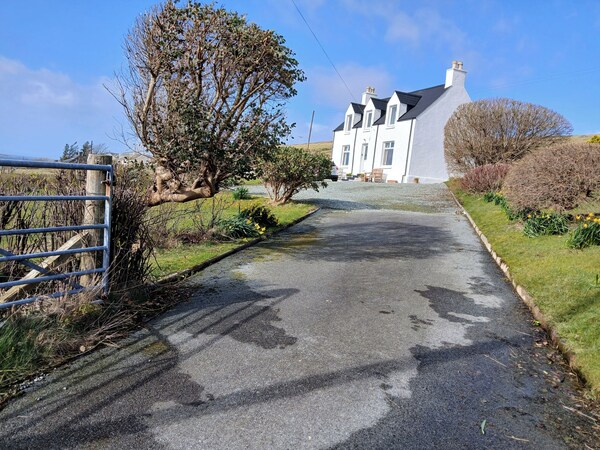 2 Bed House - Sleeps 6 - Pets - Parking - Wifi - Skye
