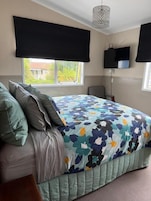 Quarto Duplo Superior, vista parcial para o lago | Cortinas/cortinados opacos, ferro/tábua de engomar, Wi-fi grátis