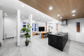 Apartamento | Cozinha privada | Um frigorífico, um micro-ondas, uma placa de cozinha 