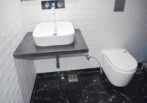 Chuveiro, toalhas de banho, sabonete, shampoo