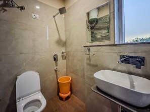 Quarto Duplo ou Twin | Casa de banho | Um polibã, artigos de higiene pessoal grátis, toalhas fornecidas, sabão 