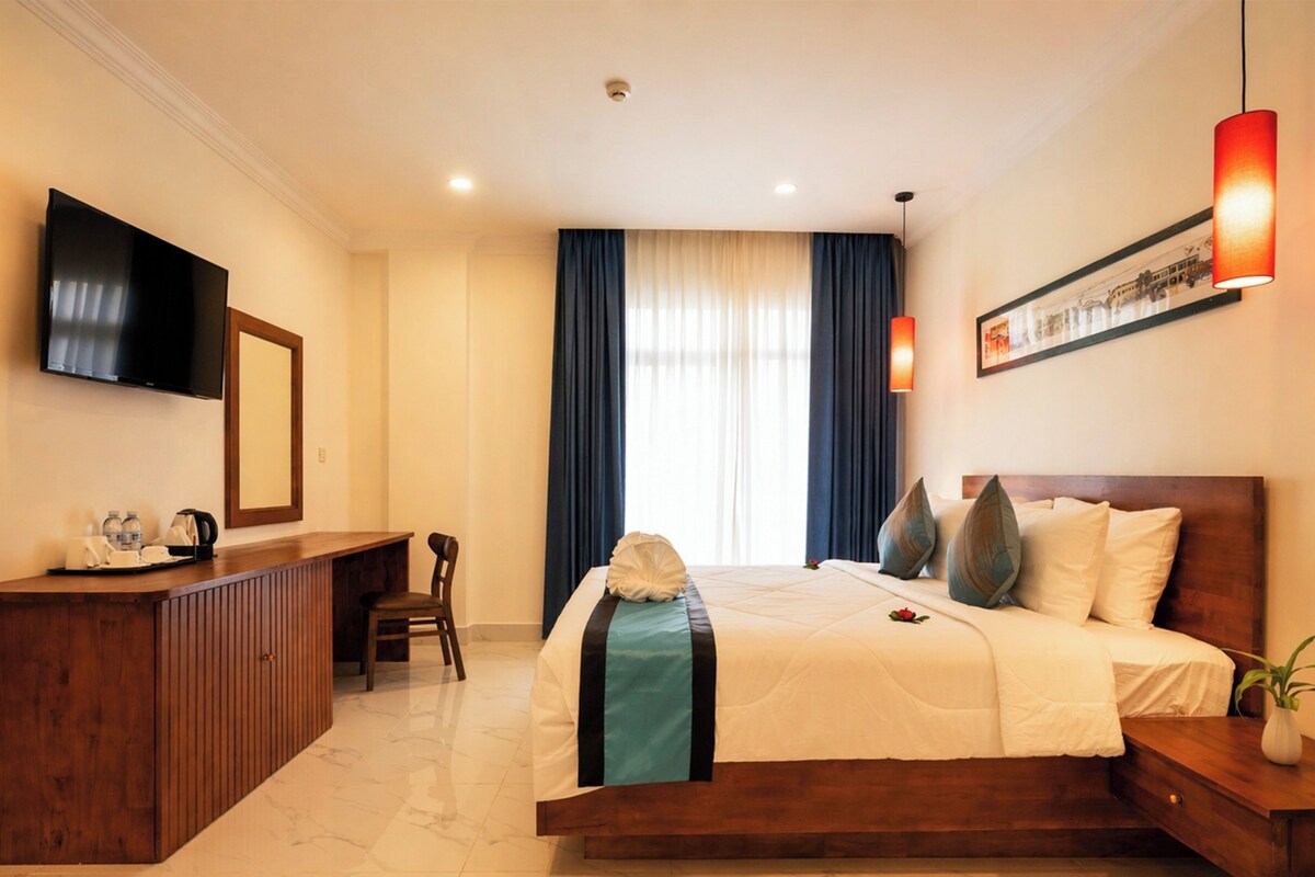 Quarto casal luxo, vista para a piscina | Cofres nos quartos, ferros/tábuas de passar roupa, Wi-Fi de cortesia