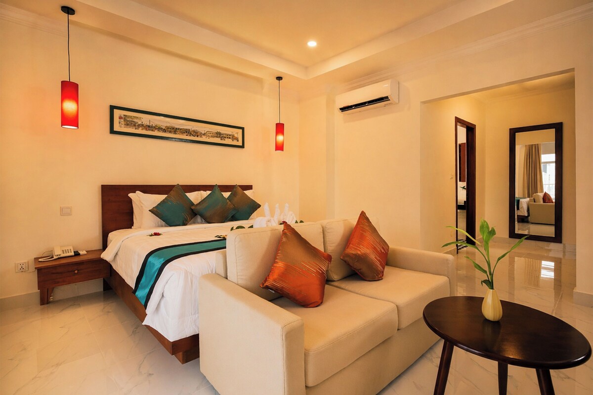 Quarto casal premium, sacada | Cofres nos quartos, ferros/tábuas de passar roupa, Wi-Fi de cortesia