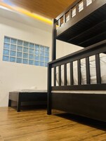 Quarto Standard, vista para o jardim | Cofre no quarto, secretária adequada para computadores portáteis 