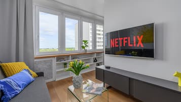 Apartamento Clássico, vista para o pátio | Sala de estar | Smart TV de 40 polegadas com canais digitais, Netflix