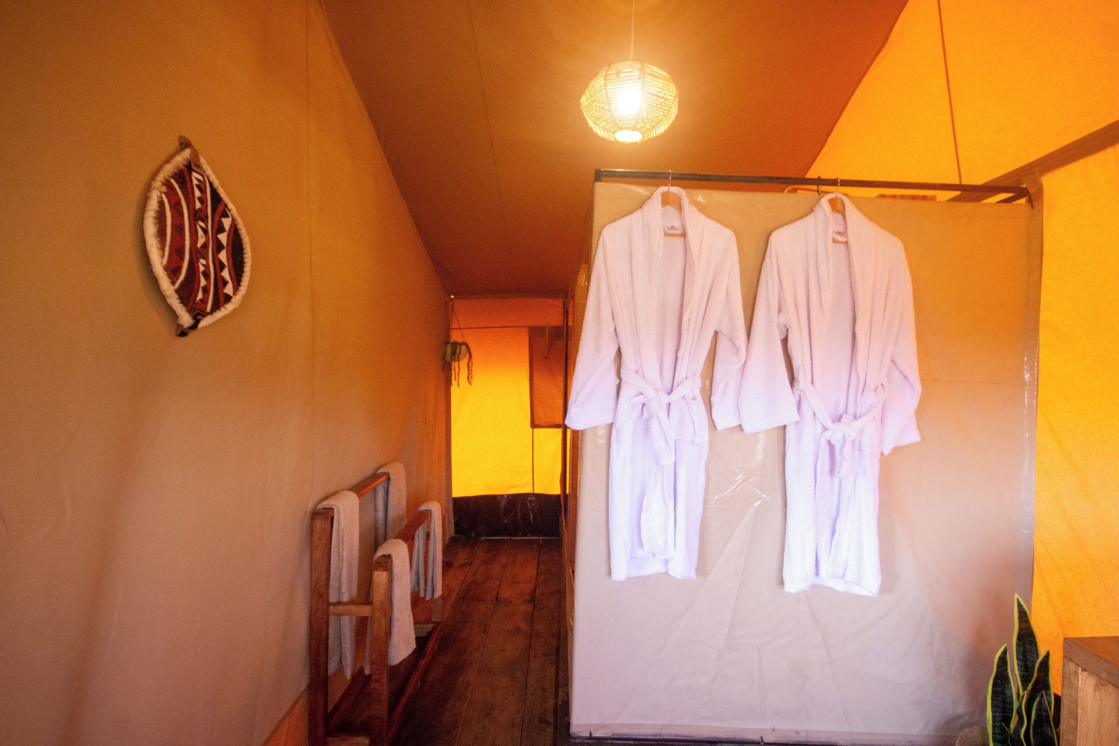 Quarto casal luxo, vista para o jardim | Banheiro | Chuveiro, toalhas de banho, sabonete, shampoo