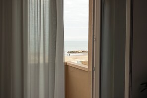 Quarto Triplo Comfort, varanda, vista para o mar | Interior