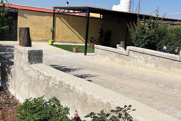 Chalé, varanda, vista para o jardim | Terrenos do alojamento