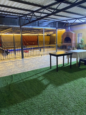 Chalé, varanda, vista para o jardim | Terraço/pátio interior