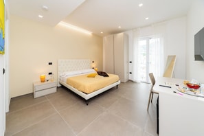 Quarto luxo, sacada, vista para a cidade | Cofres nos quartos, escrivaninha, espaço de trabalho para notebook