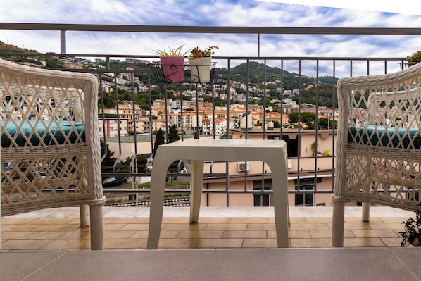 Quarto luxo, sacada, vista para a cidade | Cofres nos quartos, escrivaninha, espaço de trabalho para notebook
