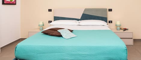 Quarto clássico | Cofres nos quartos, escrivaninha, espaço de trabalho para notebook